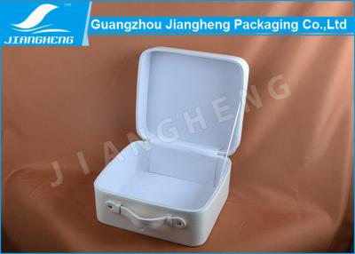中国 ハンドル25 * 25 * 12cmとの優雅で白い耐久財PUの革ギフト用の箱の方法 販売のため