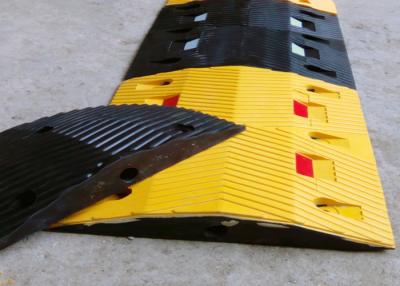 Cina dossi stradali neri di gomma della strada privata di giallo 9kg di elevata purezza di altezza di 50mm in vendita
