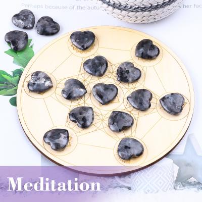 Cina 0.8 pollici di Labradorite nero in forma di cuore pietre curative per la produzione di gioielli in vendita