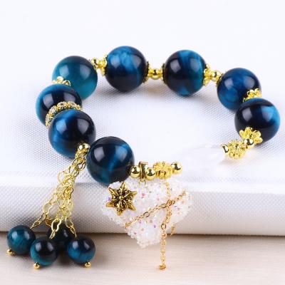 Cina Braccialetto a perline di pietra gemma fatto a mano Occhio di tigre blu naturale Braccialetto di pietra regolabile Amuleti di cuore Braccialetto per festa in vendita
