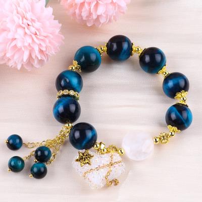 Cina Braccialetto a perline di pietra gemma fatto a mano Occhio di tigre blu naturale Braccialetto di pietra regolabile Amuleti di cuore Braccialetto per festa in vendita