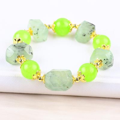 Cina Braccialetto a perline in pietra gemma fatto a mano Braccialetto in pietra prehnite naturale Braccialetto a fascino regolabile Braccialetto da festa da indossare ogni giorno in vendita