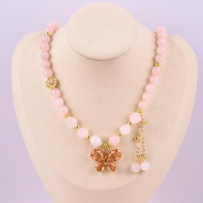 Cina Il fascino della farfalla rosa quarzo pietra cristallo maglione collana guarigione emotiva in vendita