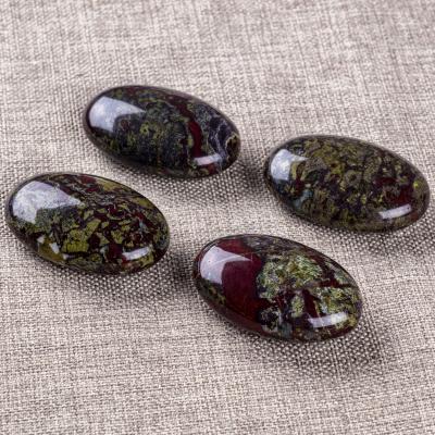 Cina Pietra di sangue di drago naturale pietra artigianale a forma ovale pietra di sangue di drago pietra di palma pietra preziosa per la decorazione domestica in vendita