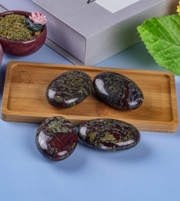 Cina Pietra di sangue di drago naturale pietra artigianale a forma ovale pietra di sangue di drago pietra di palma pietra preziosa per la decorazione domestica in vendita