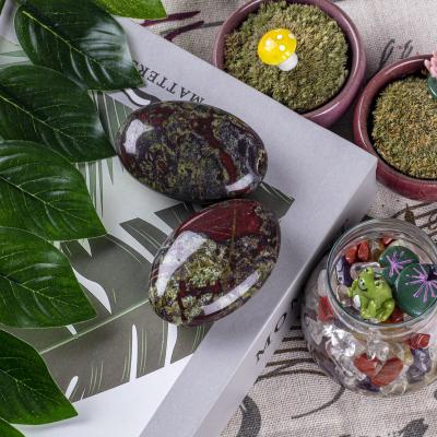 Cina Pietra di sangue di drago naturale pietra artigianale a forma ovale pietra di sangue di drago pietra di palma pietra preziosa per la decorazione domestica in vendita