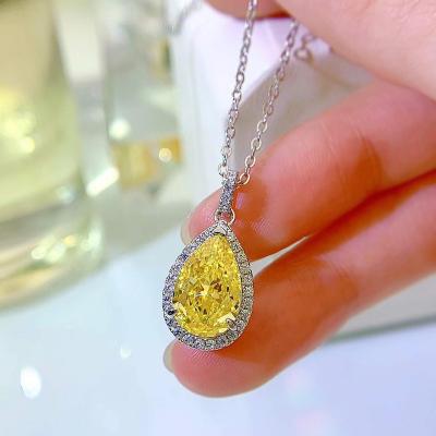 Cina Decorazioni in pietra gialla pendente a goccia d'acqua collana di moda gioielli circone in vendita