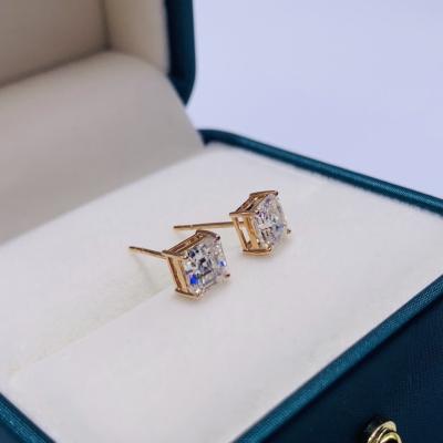 Cina Orecchini in oro di 18 carati di moissanite per compleanno in vendita