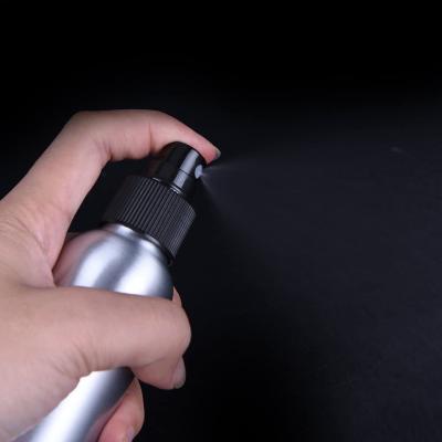Cina 300ml 500ml Matte Black Aluminum Spray Bottle con la bottiglia della pompa della lozione di innesco in vendita
