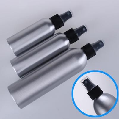 Cina 300ml 500ml Matte Black Aluminum Spray Bottle con la bottiglia della pompa della lozione di innesco in vendita