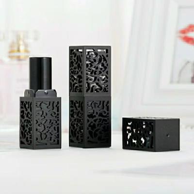 Cina Contenitore di balsamo per labbra Logo personalizzato trucco cosmetico porta rossetto tubi di imballaggio in vendita