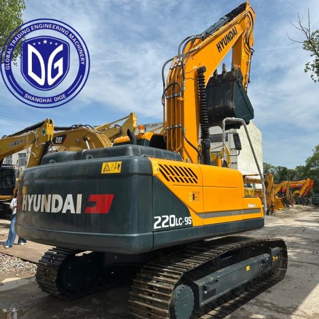 Hyundai 220 excavator engine compartment