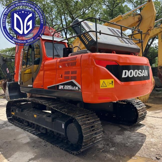 Doosan DX225 excavator tracks and undercarriage