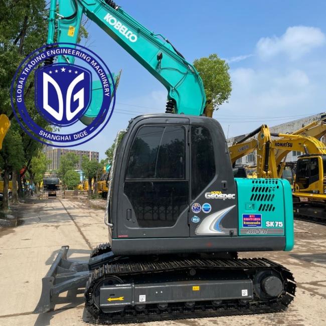 Kobelco SK75 excavator arm and bucket detail