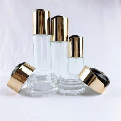 China Empty Frosted Lotion Glass Pump Bottle with Golden Pump à venda