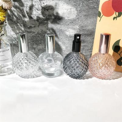 Cina Empty 100ml Grain Pineapple Shape Custom Design Screw Neck Perfume Glass Bottles in vendita