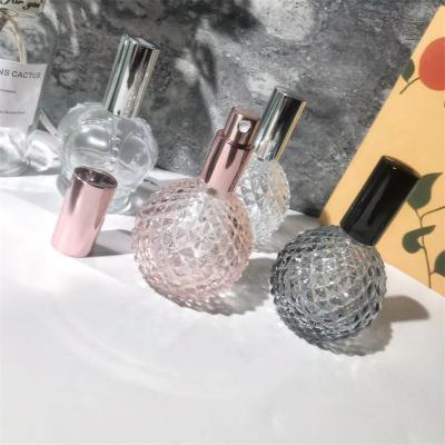 Cina High Quality Customized Creative Design Embossed Ball Shape Glass Perfume Bottle in vendita