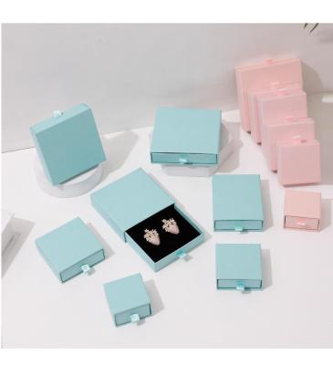 China Individuelle Logo-Schiebebox mit Schaumstoff-Einsatz für Halsketten und Armbänder Geschenkbox Schmuckverpackung zu verkaufen