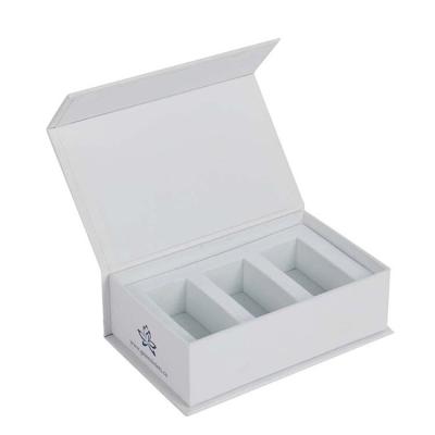 中国 豪華 白色磁気硬い紙箱 化粧品ボトル エッセンシャルオイルの包装箱 販売のため