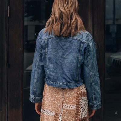 Cina La tasca Jean Jacket Button Up Ripped della falda dell'elastam del cotone ha afflitto il rivestimento del denim in vendita