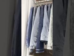 La caratteristica su misura di stile di signora Straight Jeans Street ha fenduto i jeans adatti esili