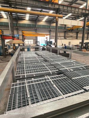 China Hot Dip Galvanized Composite Stair Tread and Anti Slip Stair Tread Grating for Industrial Platforms for sale