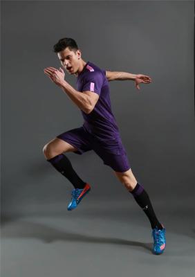 Cina Il materiale di alta qualità del poliestere a buon mercato accettare gli uomini uniformi di calcio su ordinazione ha fissato il calcio uniforme dell'arbitro in vendita