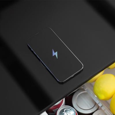 中国 機能 コンパクトな内蔵冷蔵庫と音楽スピーカー付きの多目的ミニバーテーブル 販売のため
