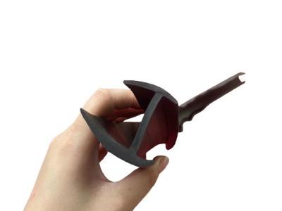 中国 H型およびJ型コンテナのための黒色EPDMゴムドアシール 耐久性 販売のため