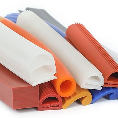 Cina Striscia di sigillamento della guarnizione della porta di gomma di schiuma di EPDM in silicone quadrato estruso personalizzato in vendita