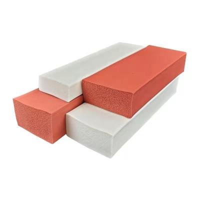 Cina 15*5mm resistenza alle alte temperature silicone spugna di gomma con lunghezza personalizzata in vendita