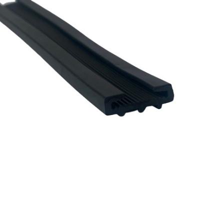 Cina PVC resistente alle intemperie porta di garage resistente fondo di gomma striscia di sigillo con richiesta del cliente in vendita