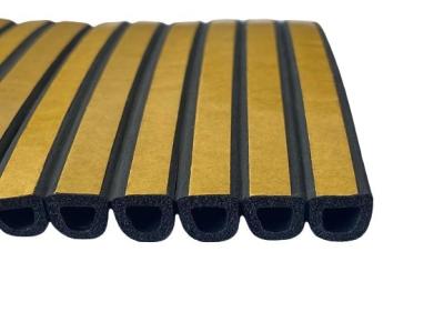 China D-type EDPM-schuim zelfklevende deur- en raamrubberband voor geluiddichtheid Te koop