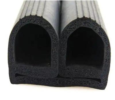 Cina Scavo EPDM a forma di P resistente 2 metri Sgombero di gomma Strisce di silicio per cappuccio e finestrino di auto in vendita