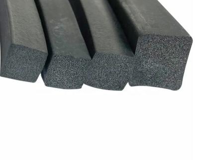 中国 エクストルーデッドブラックEPDM ローングスフームシールストラップ スポンジゴムリングコードの設置用 販売のため