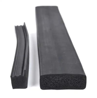 Cina 65±5 Durezza Strisce di sigillo per porte in gomma di silicone personalizzate a prova di polvere a prova di insetti a prova di suono in vendita