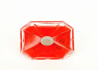 Cina La bottiglia di profumo del diamante di forma del triangolo, cura di pelle di vetro imbottiglia il colore rosso in vendita