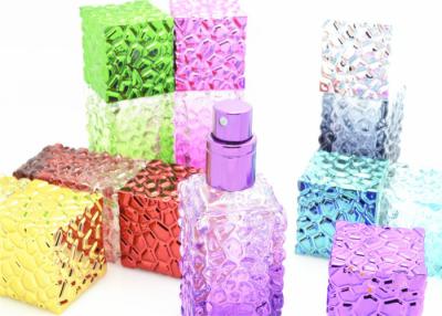 Cina bottiglie di profumo di vetro del cubo dell'acqua 25ml, bottiglia fine di vetro colorata dello spruzzo della foschia in vendita