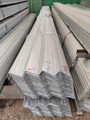 China ASTM-klasse warmgewalst koolstofstaal ongelijk hoek ijzer voor bouwmaterialen Te koop