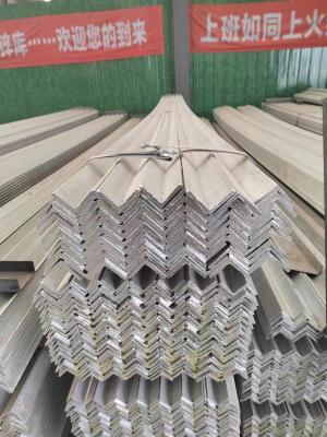 China Warmgewalste metalen legeringen koolstofstaal Q235 gegalvaniseerde hoek voor technische constructies Te koop