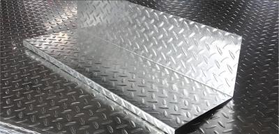 Cina PPGI bobine di acciaio galvanizzato preverniciate con disegno di diamante in rilievo GI per taglio, saldatura e piegatura in vendita