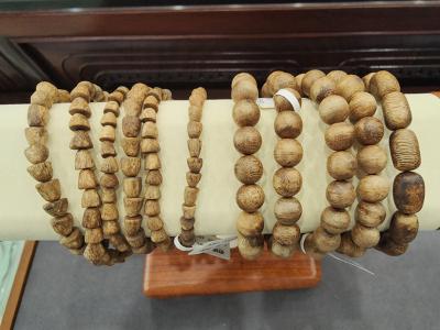 China Adjustable Agarwood Jewelry Bracelet featuring Lobster Claw Clasp for sale