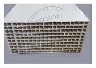 China Puertas compuestas plásticas del cuarto de baño de la prenda impermeable WPC de madera interior del diseño de la puerta de la casa de BES DB-05 con el embutido del vidrio de la ventana en venta