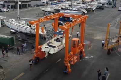Cina il motore diesel di sollevamento di Crane Single Or Double Beam della gru mobile della barca di 5-15m ha alimentato in vendita