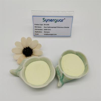 Cina Bianco al cloruro giallastro di Hydroxypropyltrimonium del guar per il modificatore di reologia dello sciampo dei capelli in vendita