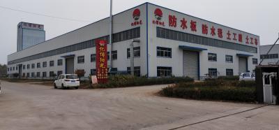 China Glanzige oppervlakte HDPE-geomembrane-liners in zwart, wit, groen en blauw voor een breedte van 1-8 m Te koop