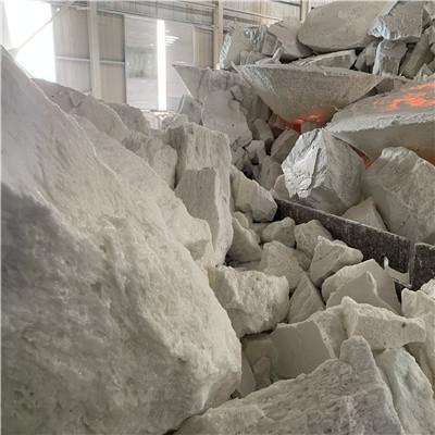 China Duurzame Hoge Zuiverheid 99,5% Overhellend Ovenbarmac Verpletterd Wit Korund WFA voor Hoogwaardige Vuurvaste materialen Te koop