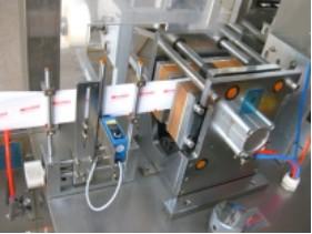 China Engineer available fully automatic nail prep wipe packing machine CE grade for sale