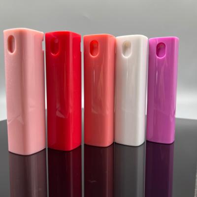 Cina Bottiglia cosmetica a forma quadrata di 10 ml con penna per profumi di plastica con pompa spray in vendita