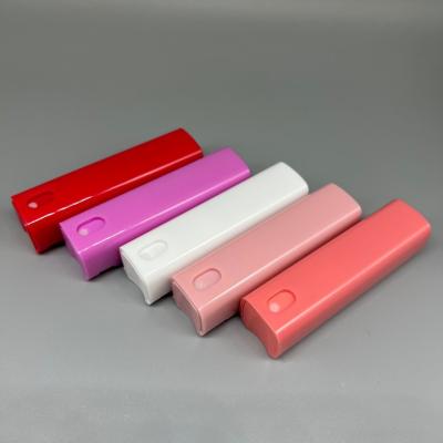 Cina Bottiglia cosmetica a forma quadrata di 10 ml con penna per profumi di plastica con pompa spray in vendita